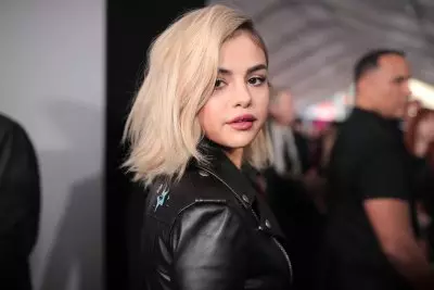 selena is blond