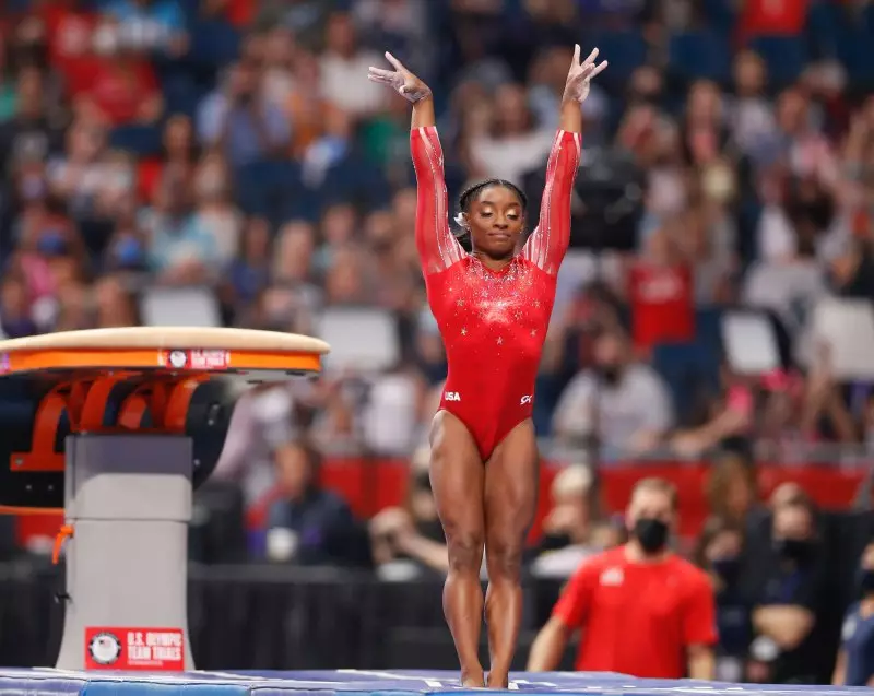 Qhov siab npaum li cas yog US Olympics Gymnastics Team? Simone Biles