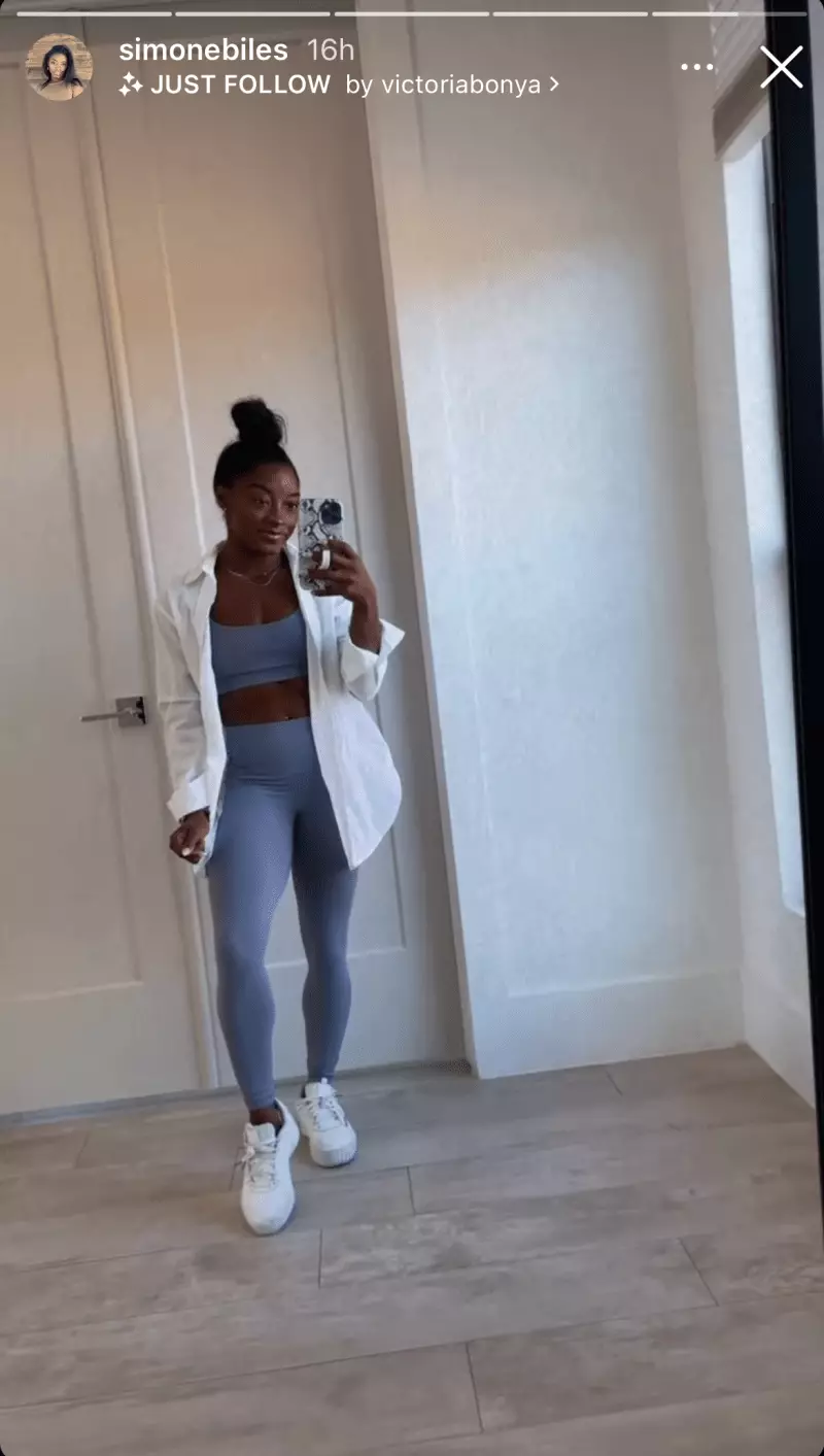 simone-biles-post-olympialaiset-looks-grey-athleisure