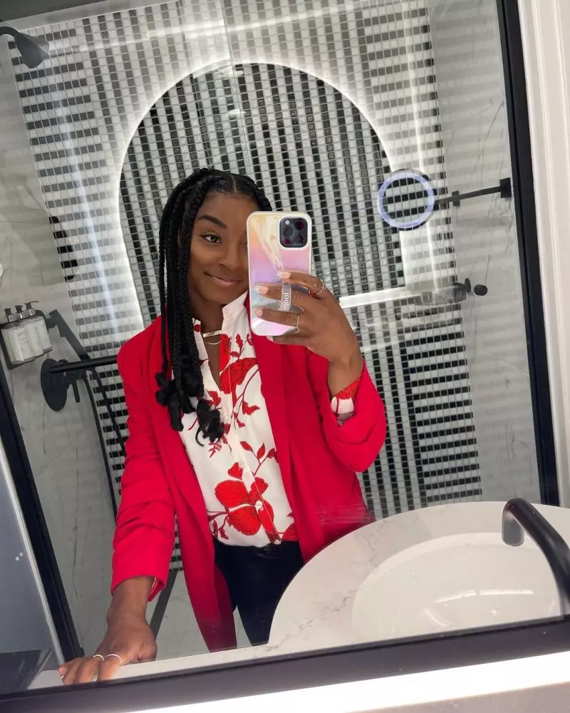 simone-biles-post-olympialaiset-looks-business-casual