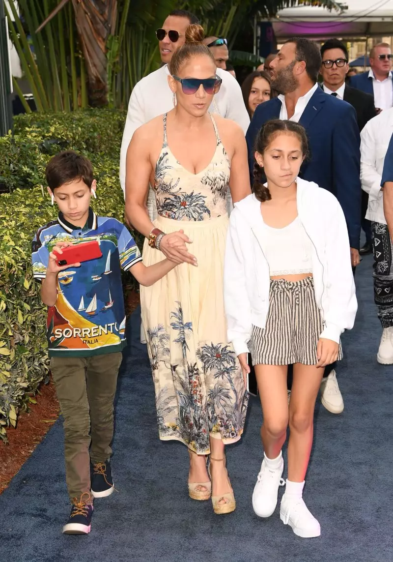 Twins Max ak Emme Jennifer Lopez: Foto transfòmasyon 2020