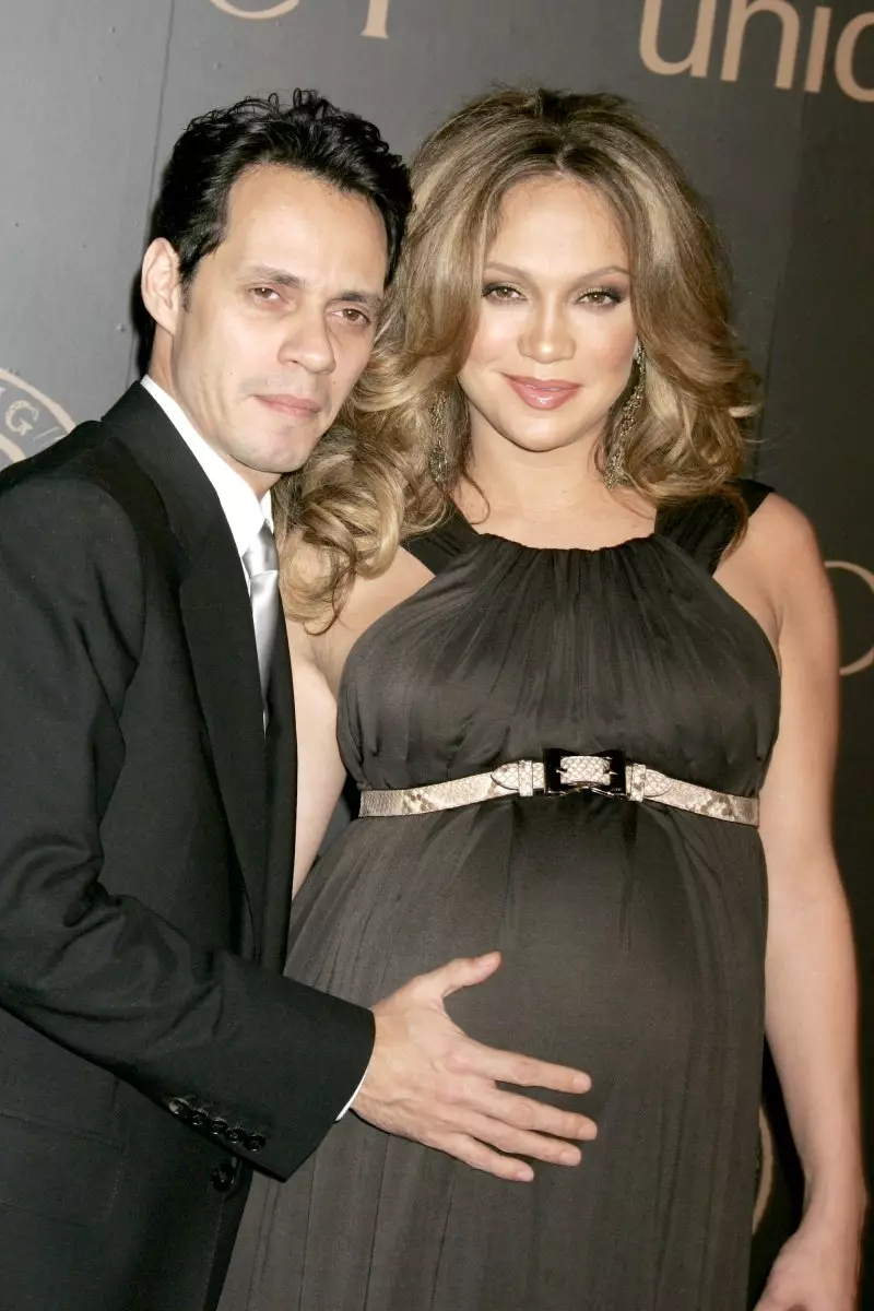 Фотографии на Џенифер Лопез додека е бремена со близнаците Макс, Еме 6