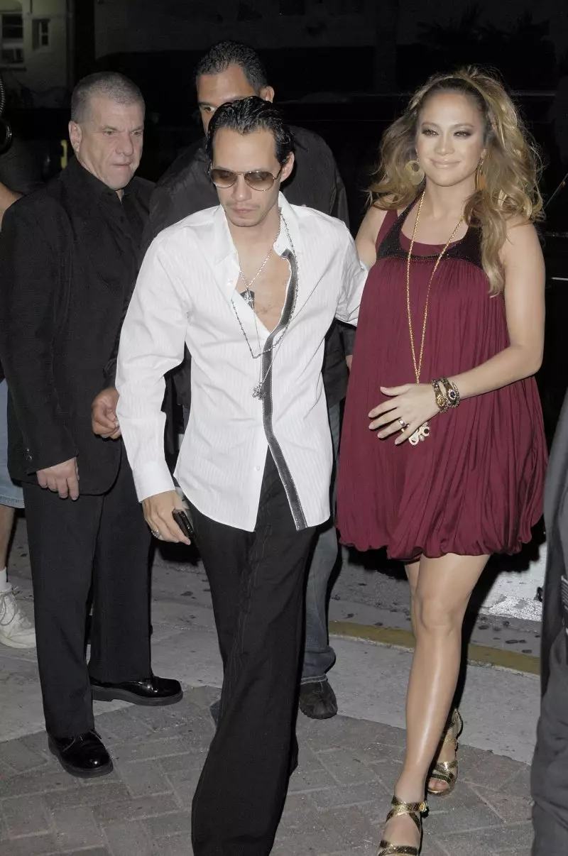 Foto Jennifer Lopez pandan li ansent ak Twins Max, Emme 4