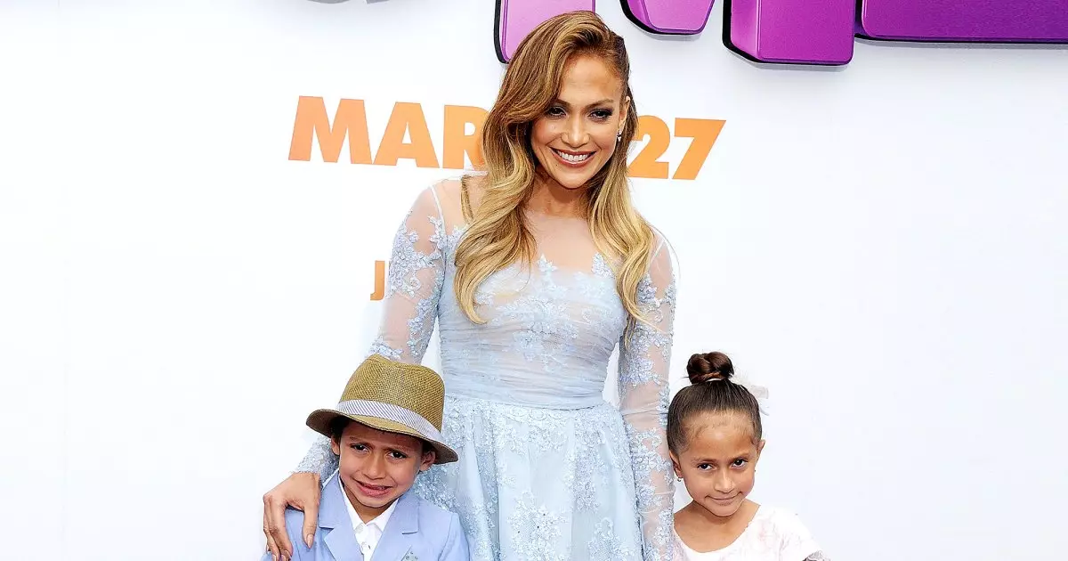 Děti Jennifer Lopez předvádějí akustický cover písně Vance Joy