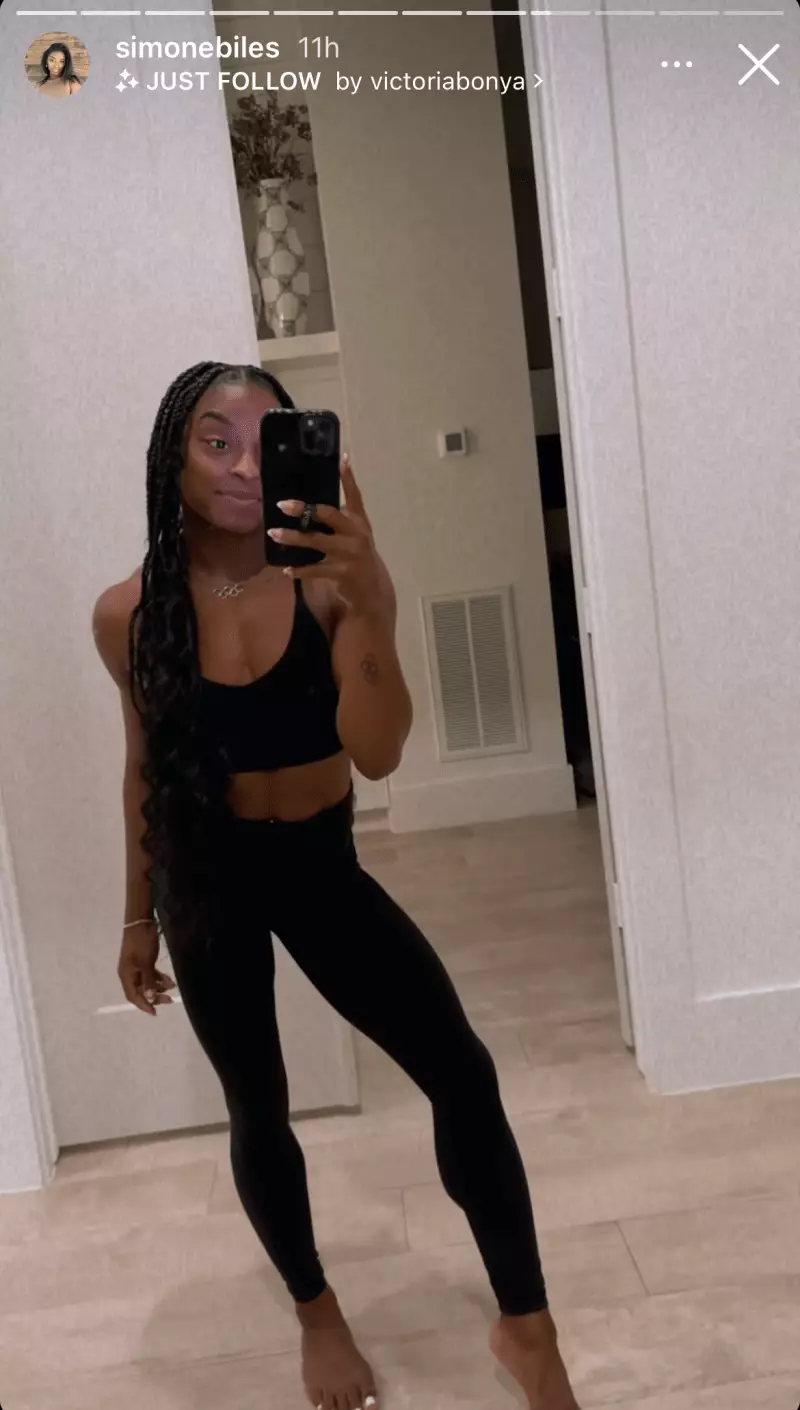 simone-biles-athleisure-abs