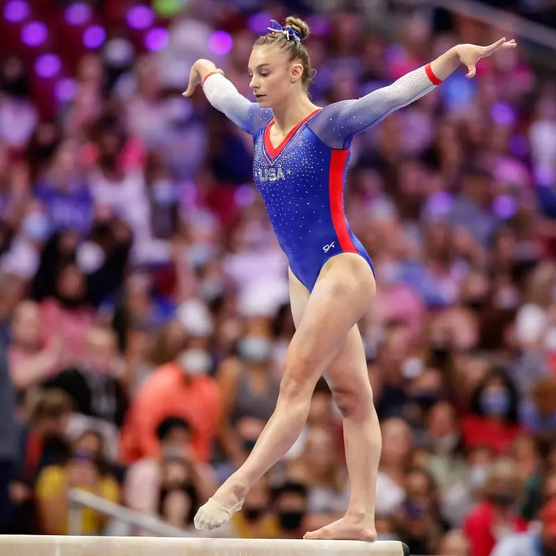 Olympesch Gymnast Grace McCallum's Bescht Leotard Momenter beweisen datt si um Buedem stuns