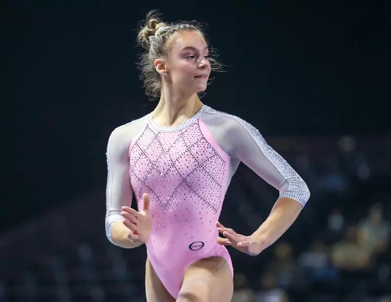 La plej bonaj momentoj de olimpika gimnastino Grace McCallum pruvas, ke ŝi miregigas sur la planko