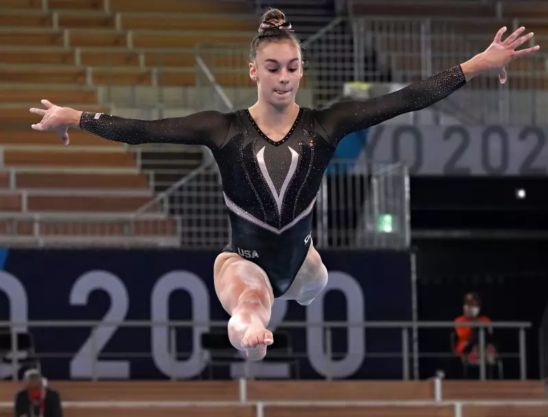 La plej bonaj momentoj de olimpika gimnastino Grace McCallum pruvas, ke ŝi miregigas sur la planko