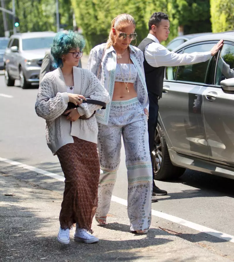 Jennifer Lopez razmetava trebušne mišice v kratki majici s hčerko Emme 1