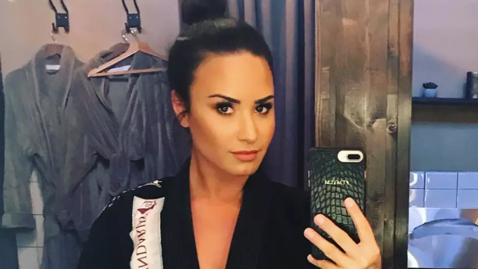 Demi-Lovato-Poses-Para-Gym-Selfie