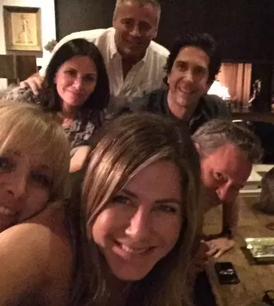 Jen Aniston mit der Besetzung ihrer Freunde