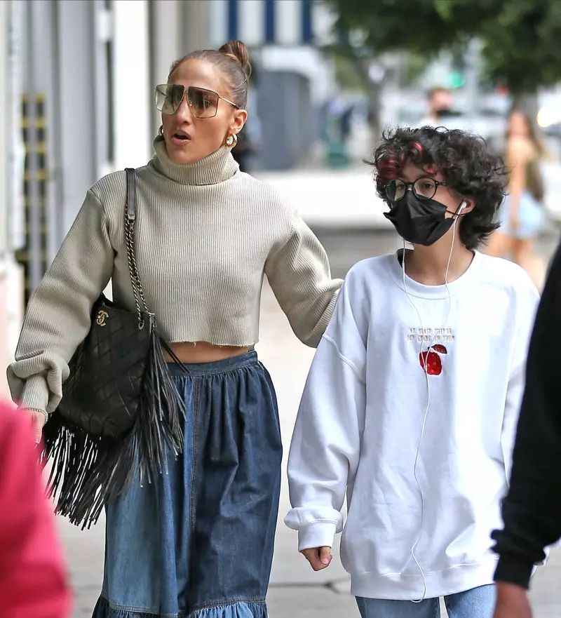 J. Lo sy ny zanany vavy Emme Rock Styles Casual amin'ny Fiantsenana miaraka