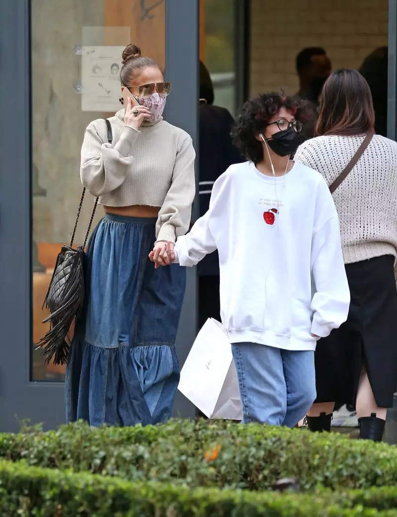 J. Lo i la seva filla Emme Rock estils casuals a la compra junts