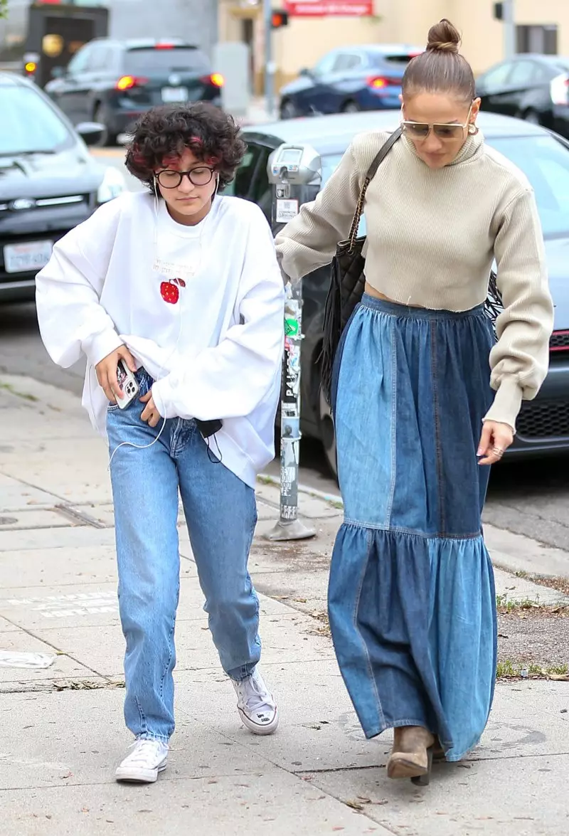 J. Lo i la seva filla Emme Rock estils casuals a la compra junts