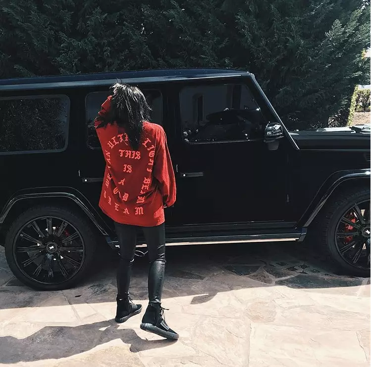 Kylie ကား g wagon အနက်ရောင်