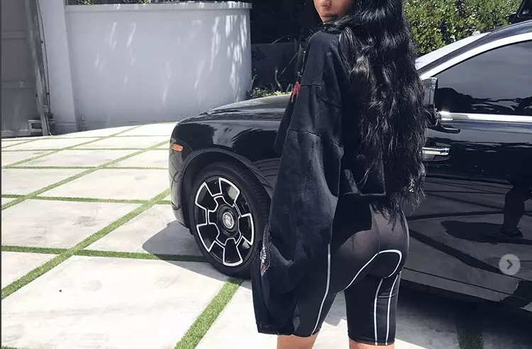 Kylie ကား Bentley တိုက်ကြီး