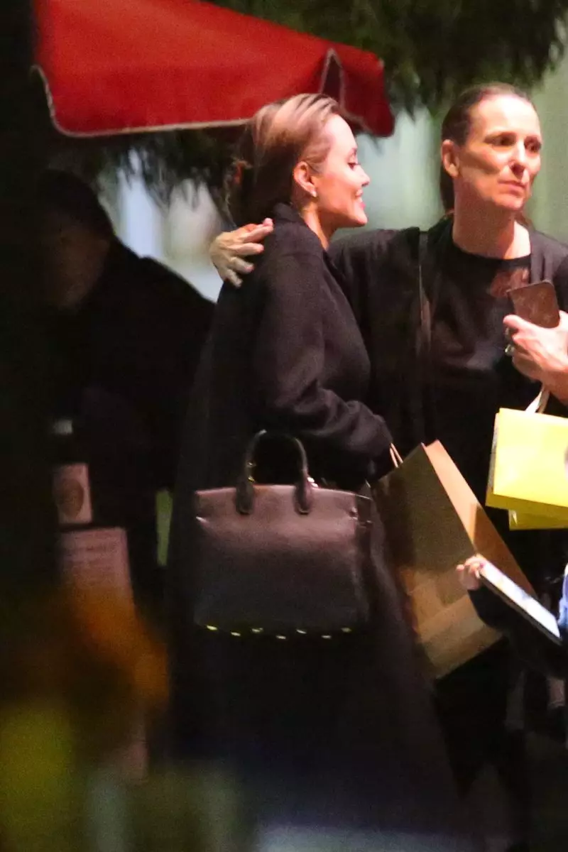 Angelina Jolie a văzut-o la cină cu prieteni purtând o haină neagră