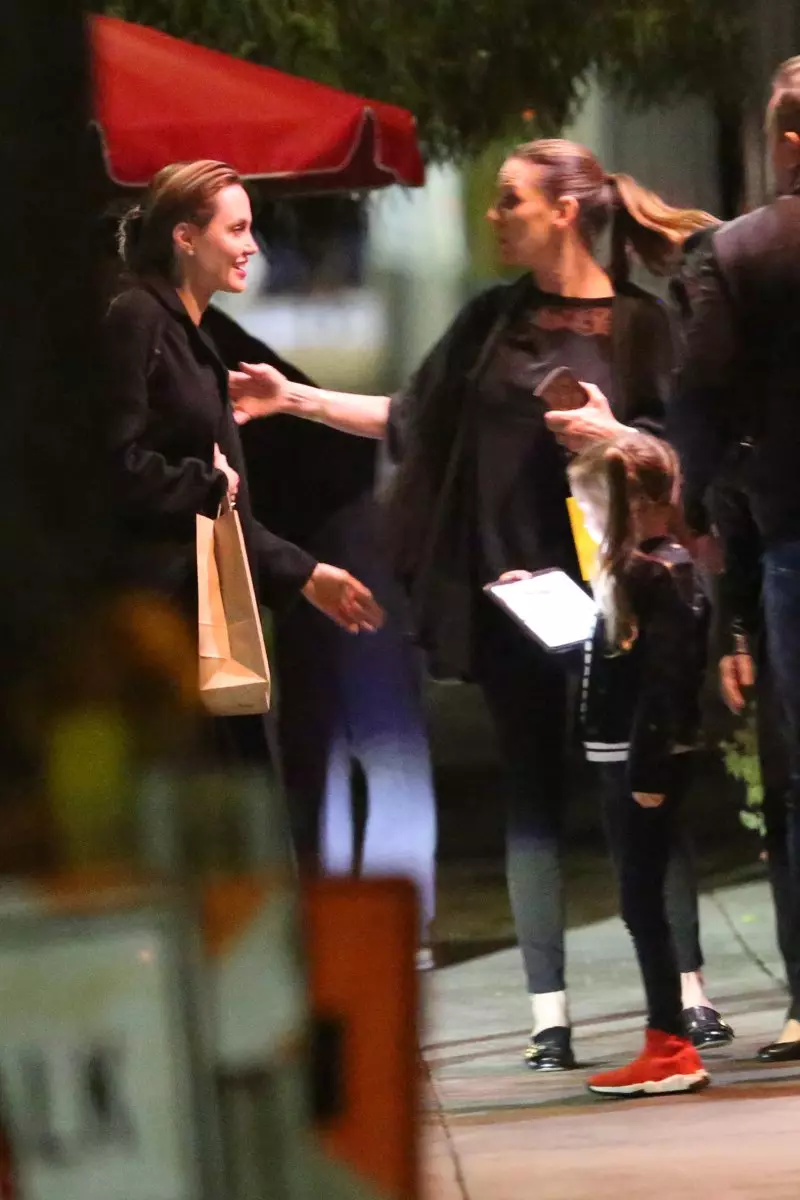 Angelina Jolie fue vista a cenar con amigos usando un abrigo negro