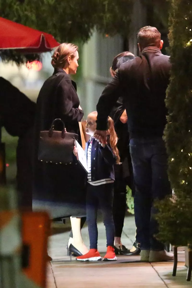 Angelina Jolie fue vista a cenar con amigos usando un abrigo negro