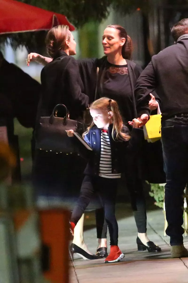 Angelina Jolie es va veure a sopar amb amics amb un abric negre