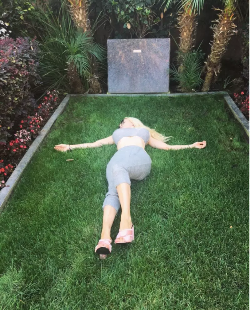 Courtney restis meditanta