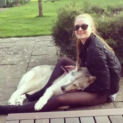 Sophie Turner gra o tron