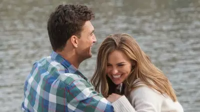 Hannah Brown y Tyler Cameron se ríen en una cita durante la despedida de soltera
