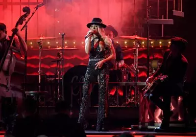 Carrie Underwood vestida de negro no escenario dos CMA