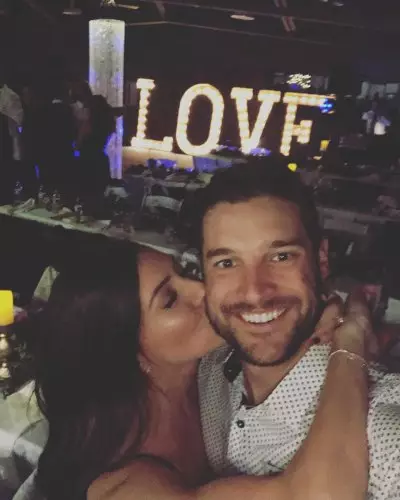 Becca Kufrin lan Garrett Yrigoyen Moments Cutest Kissing With Love Sign