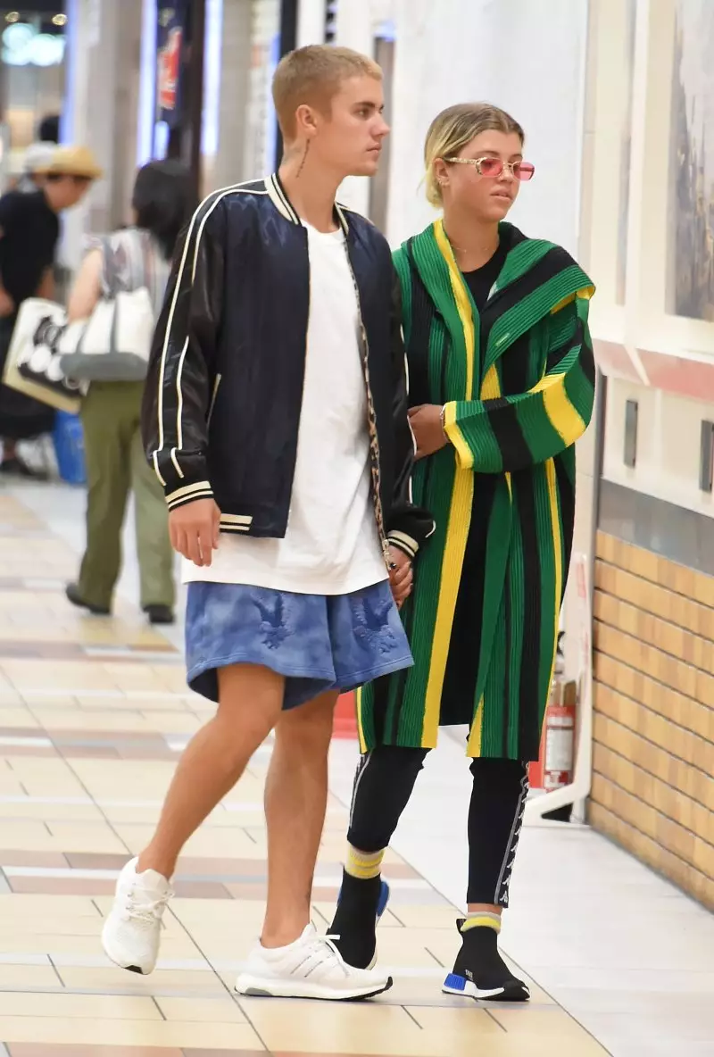 Justin bieber a Sofia Richie se drží za ruce 3