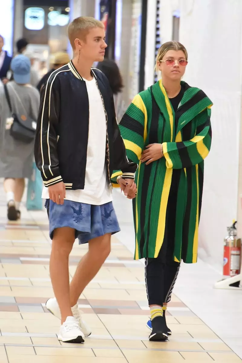 Justin bieber a sofia richie yn dal dwylo 2