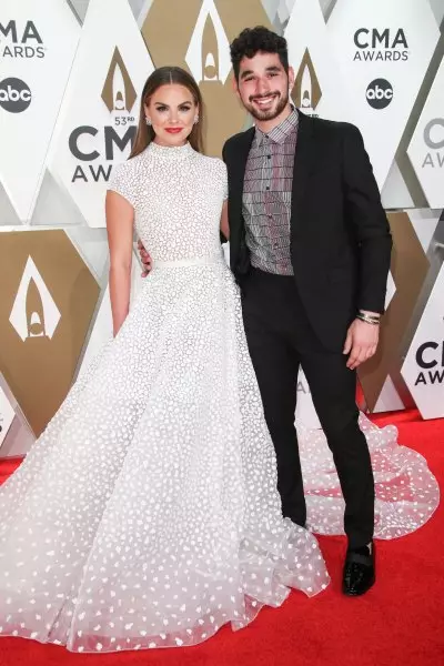 Hannah Brown e Alan Bersten no tapete vermelho do CMA