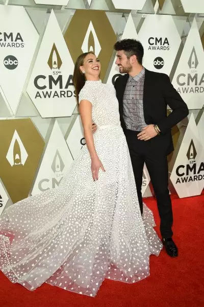 Hannah Brown e Alan Bersten Giggle no tapete vermelho no CMAs