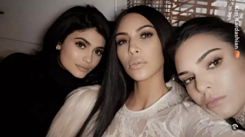 Kim Kardashian og Kylie Jenner líta út 7