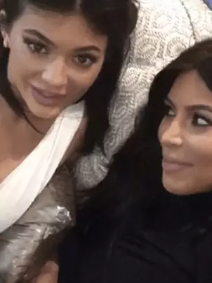 Kim Kardashian og Kylie Jenner líta út 9