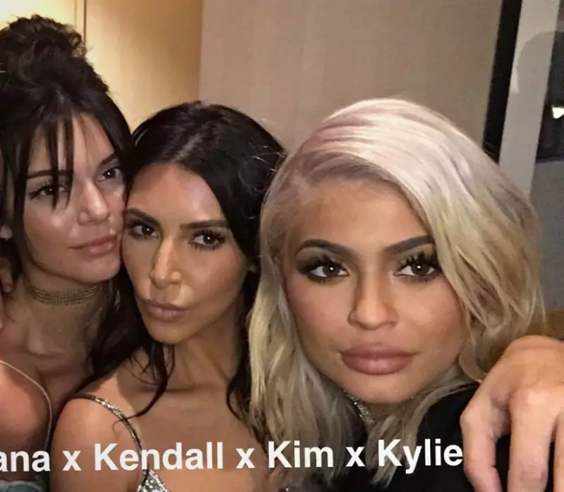 Kim Kardashian dhe Kylie Jener ngjajnë 8