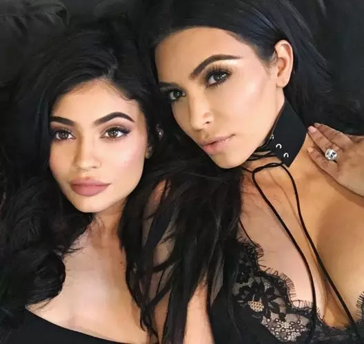 Kim Kardashian og Kylie Jenner líta út 4