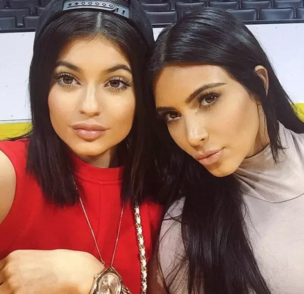 Kim Kardashian og Kylie Jenner líta út 01
