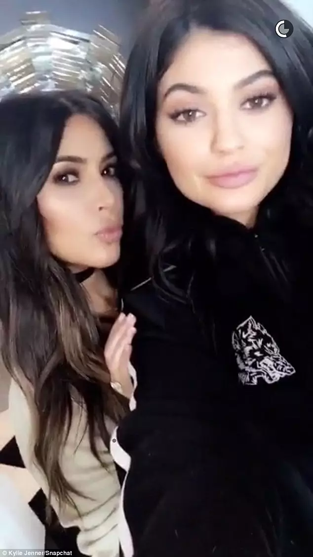 Kim Kardashian og Kylie Jenner líta út 7