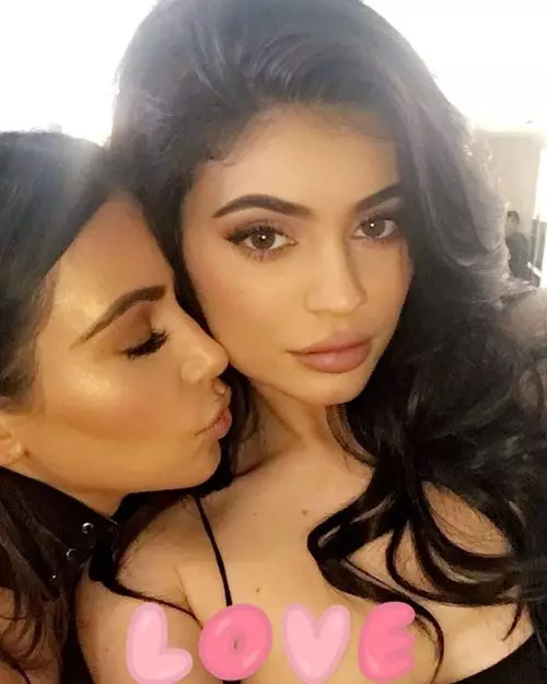 Kim Kardashian og Kylie Jenner líta út 6