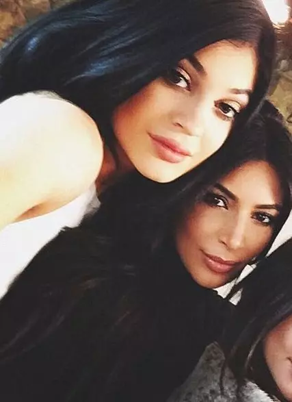 Kim Kardashian og Kylie Jenner líta út 02