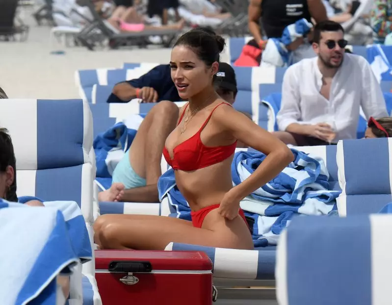 Olivia Culpo bærer rød bikini på stranden