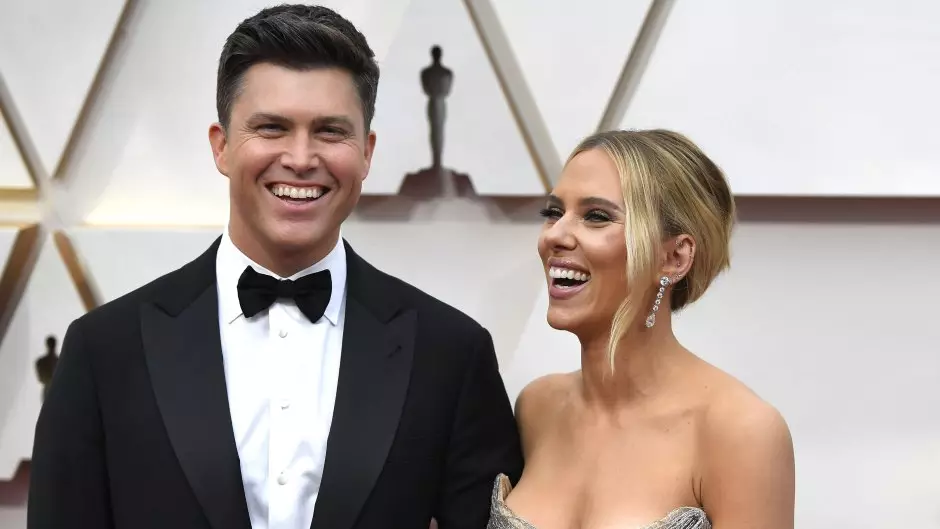 'Saturday Night Live' Umlando Wokuqomisana Wenkanyezi u-Colin Jost Ngaphambi Kokushada no-Scarlett Johansson