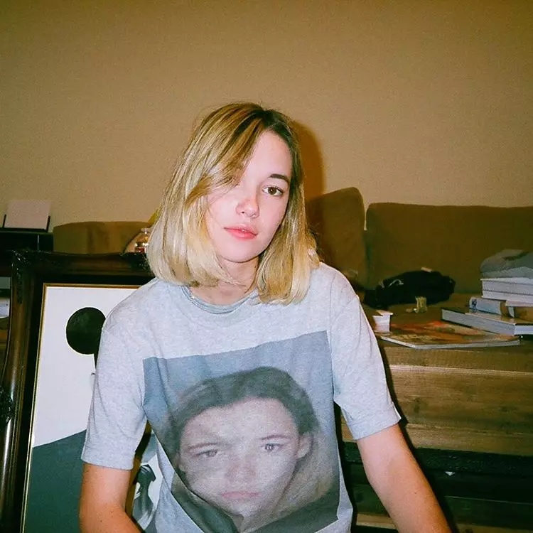 Sarah Snyder aurpegiko alkandora