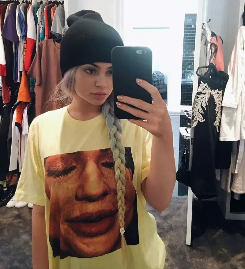 Kylie Jenner aurpegiko alkandora