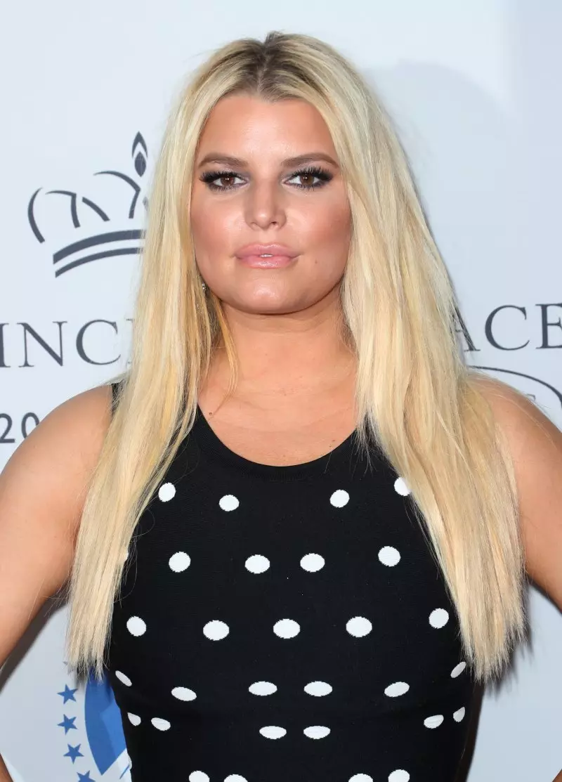 Ngaba uJessica Simpson wafumana uTyando lwePlastiki? Iifoto zoTshintsho ngo-2017