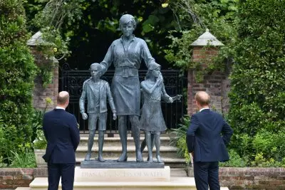 Prins William en prins Harry herenig by Prinses Diana se standbeeld-onthulling: Sien foto's