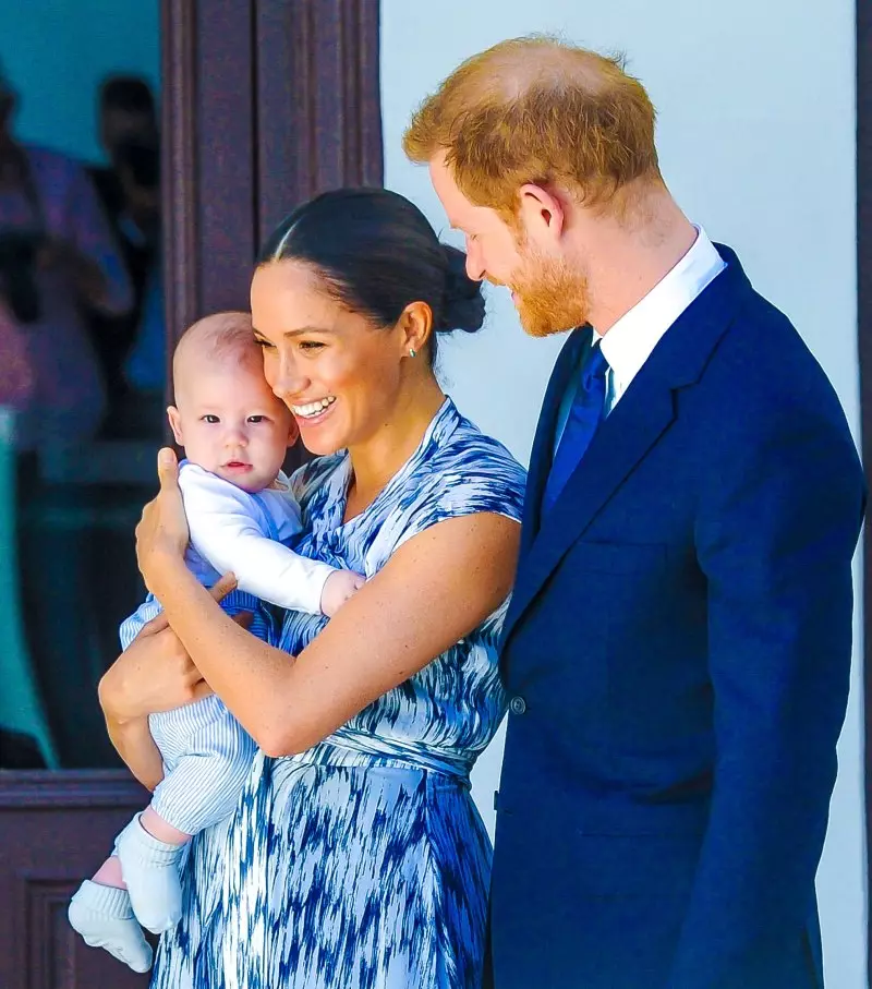 မင်းသား Harry နှင့် Baby Archie တို့နှင့်အတူ Meghan Markle ပြုံးနေပါသည်။