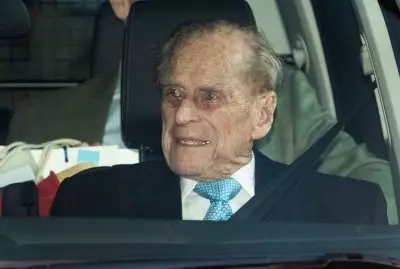 الأمير فيليب في المقعد الأمامي للسيارة