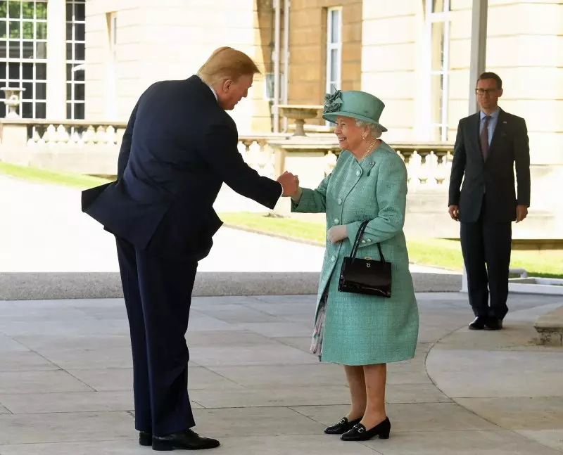 Kuningatar Elizabeth toivottaa Donald Trump Melanian tervetulleeksi